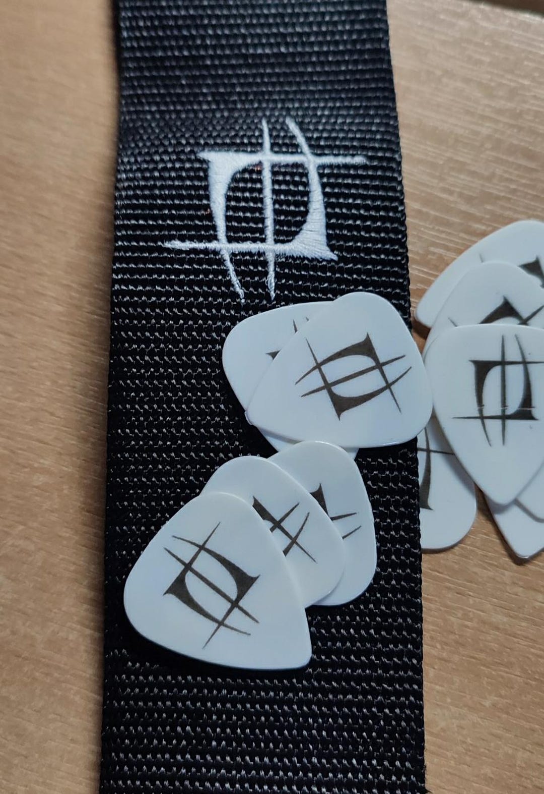 Custom Made Personalised Signature Guitar Strap & 12 Custom Plectrums ...