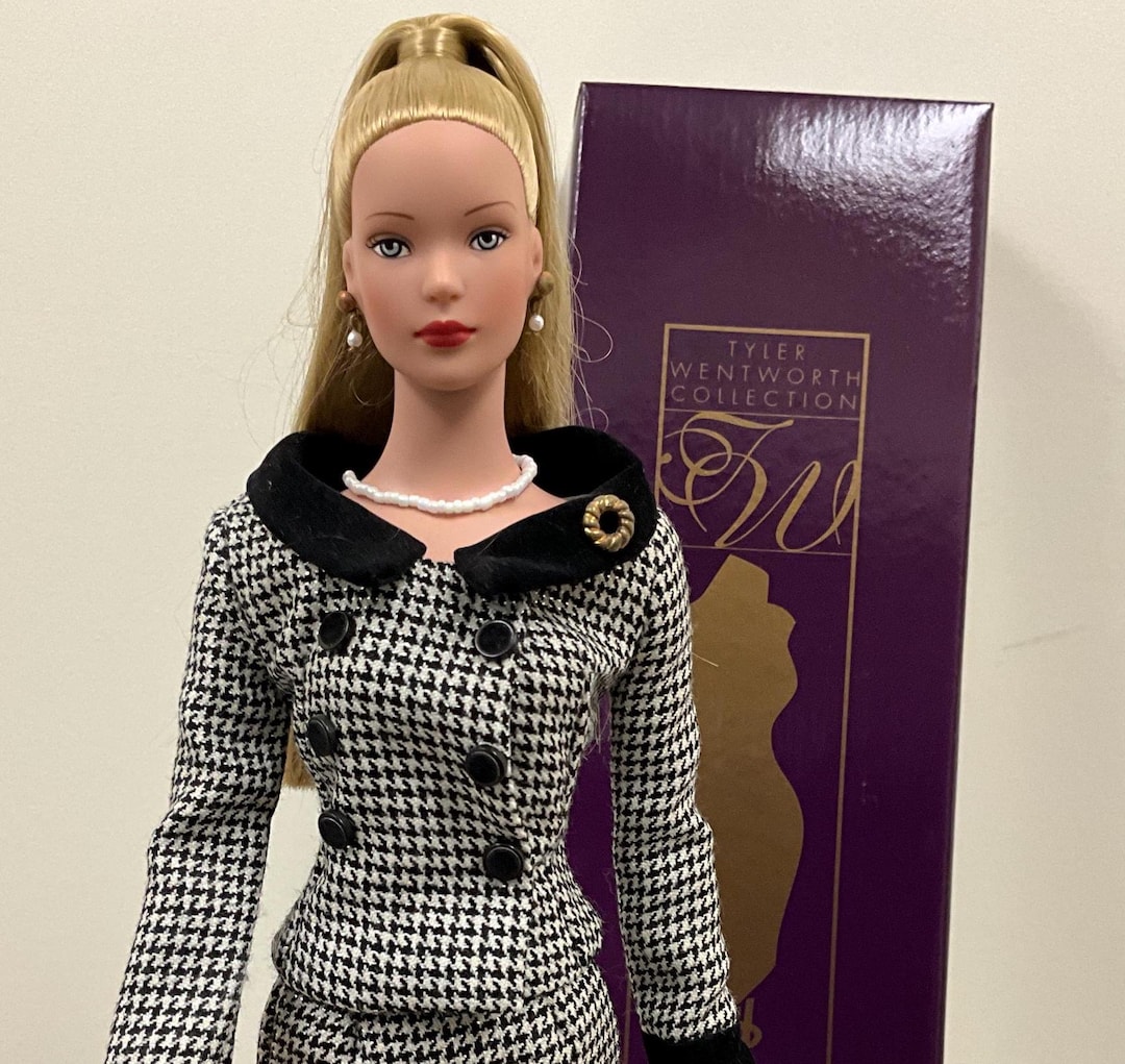 Robert Tonner 16” Signature Blonde Doll With 2 Outifits, Original Box ...