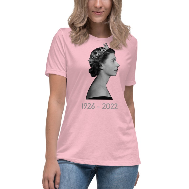 Her Majesty the Queen Elizabeth II Beautiful Print T-shirt, Monarch ...