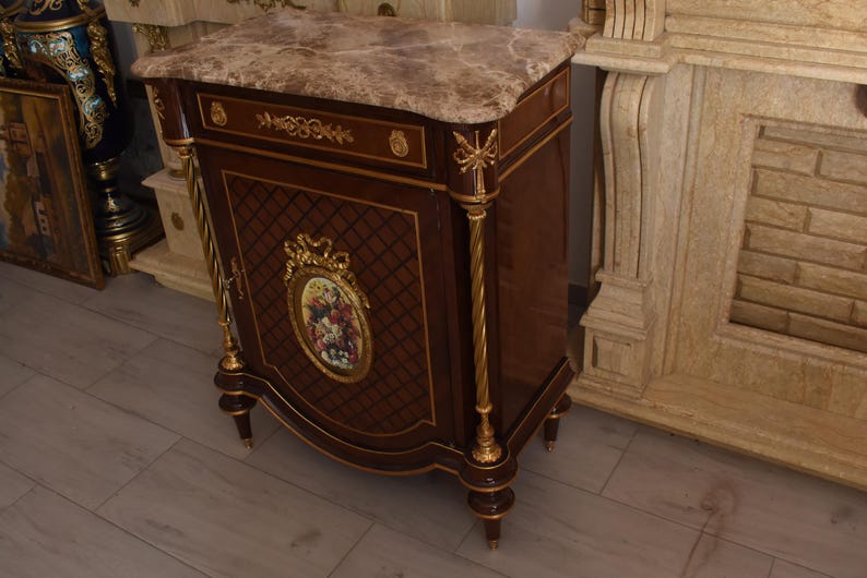Cômoda em estilo Luís XVI com marqueteria: tampo de mármore, detalhes ...