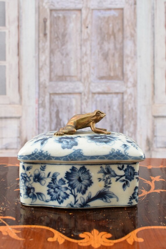 Porcelain Casket - Blue Box- Bronze Statue Frog - Flo… - Gem