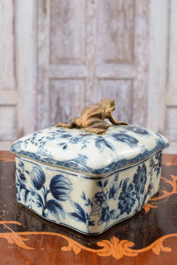 Porcelain Casket - Blue Box- Bronze Statue Frog - Flo… - Gem
