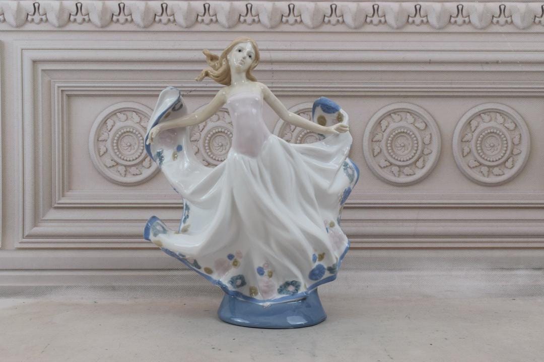 Unique Figurine! Porcelain Dancer Statue - Blue and White Porcelain ...