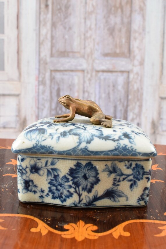 Porcelain Casket - Blue Box- Bronze Statue Frog - Flo… - Gem