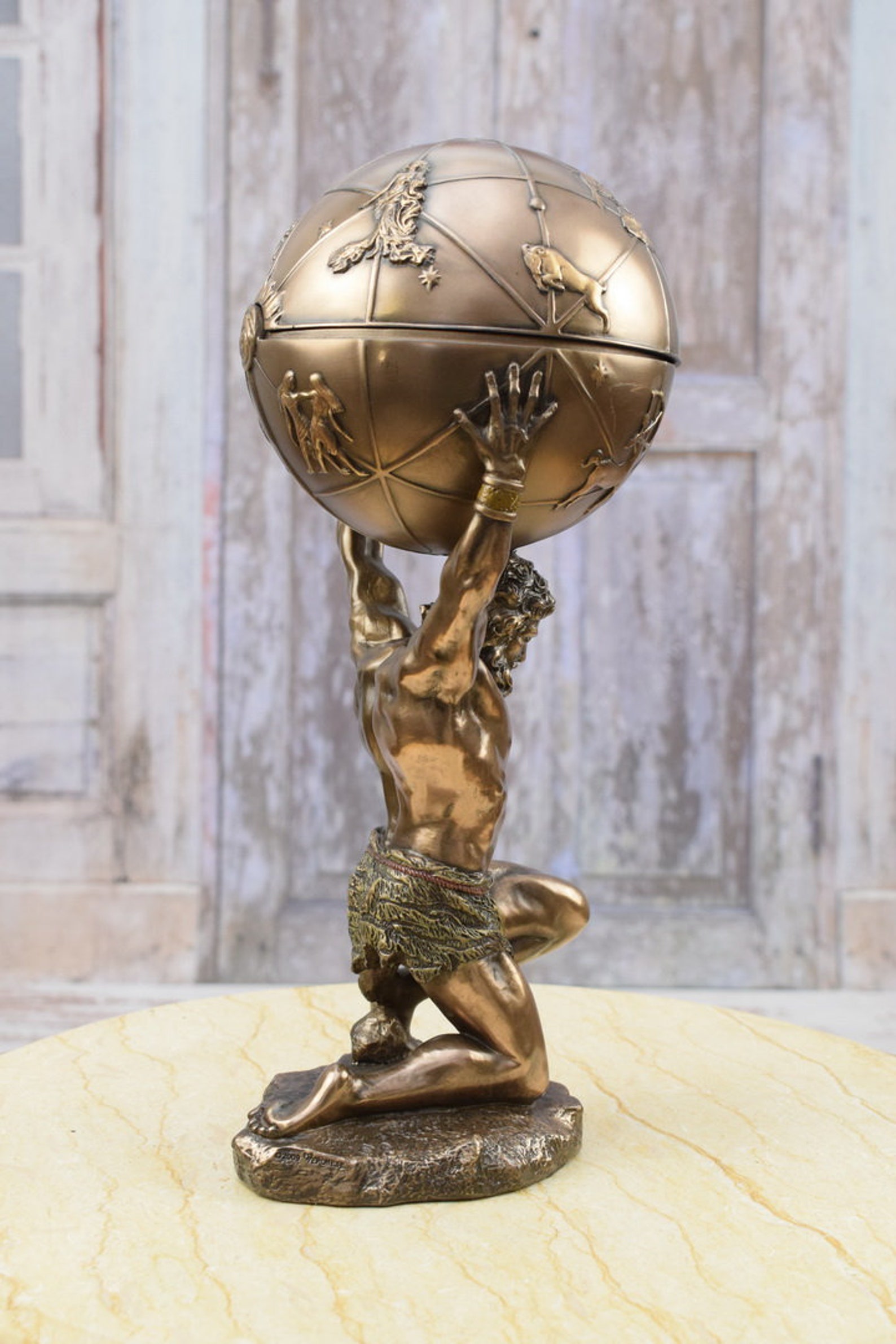 Atlas, der den Globus trägt - Mythologische antike Pharinesis Atlas ...