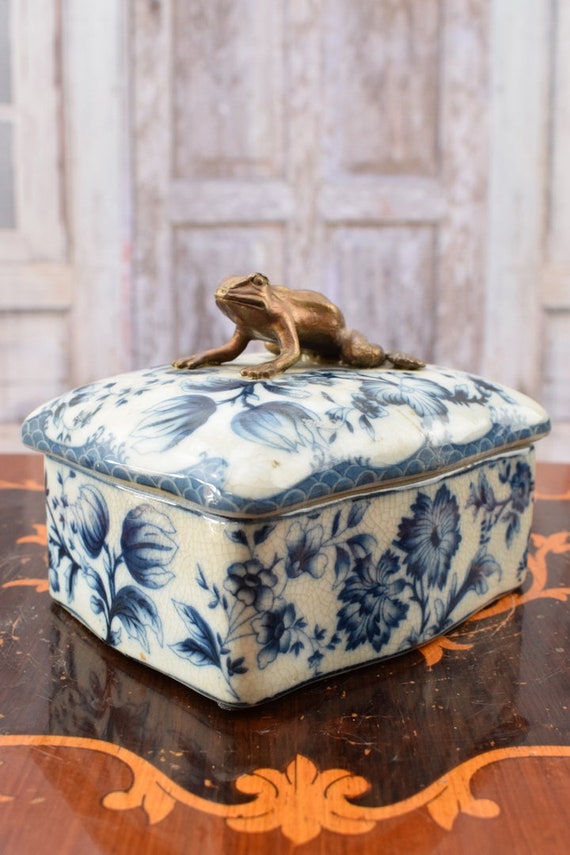 Porcelain Casket - Blue Box- Bronze Statue Frog - Flo… - Gem