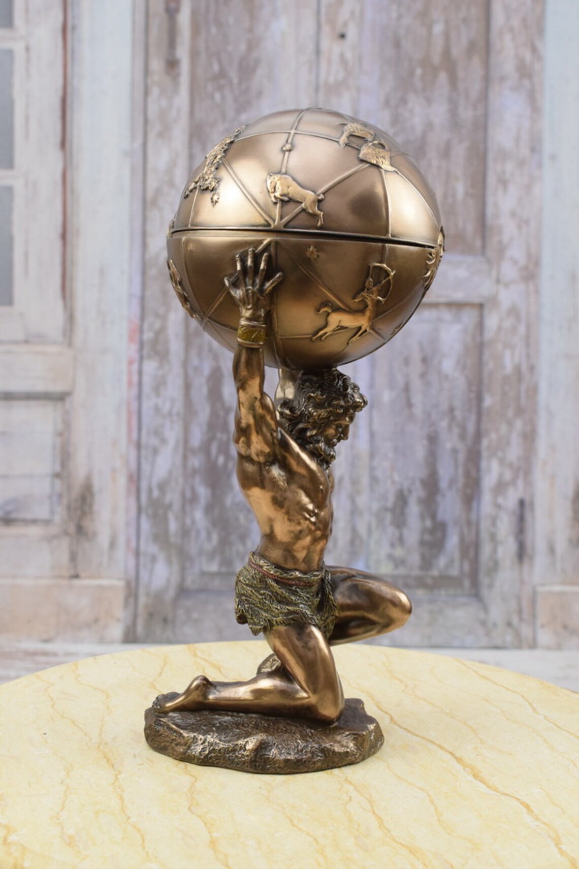 Atlas, der den Globus trägt - Mythologische antike Pharinesis Atlas ...
