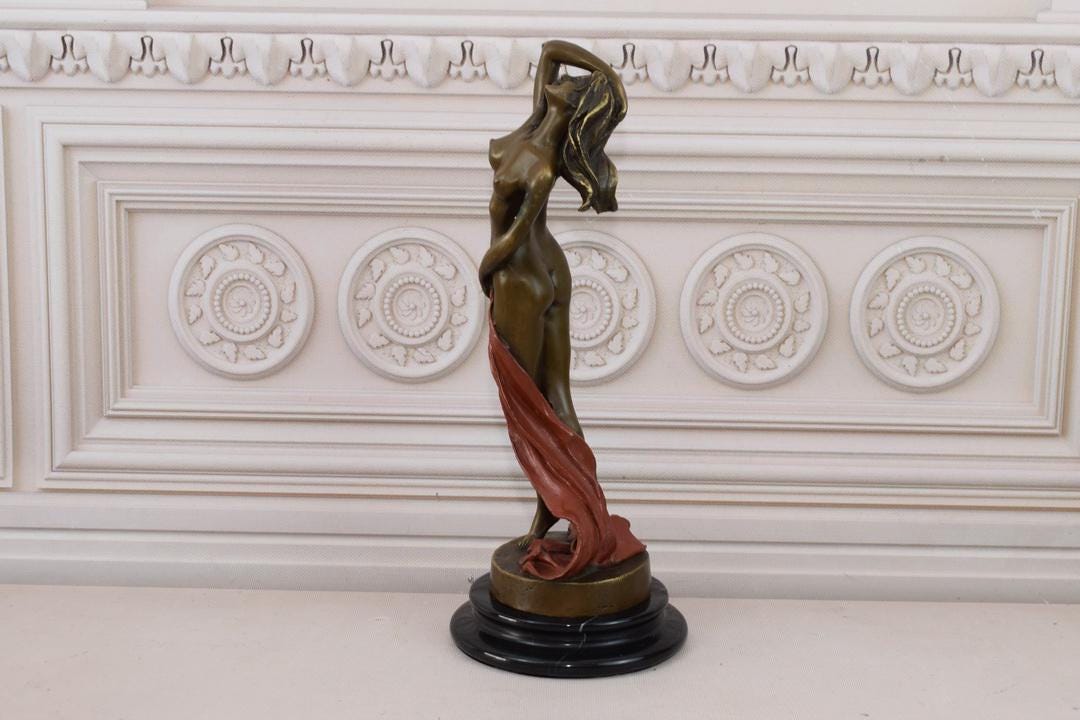 Mujer de bronce con vestido rojo - Figura de bronce sobre base de ...