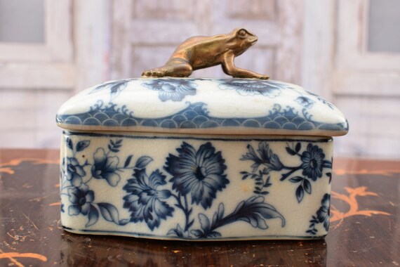 Porcelain Casket - Blue Box- Bronze Statue Frog - Flo… - Gem