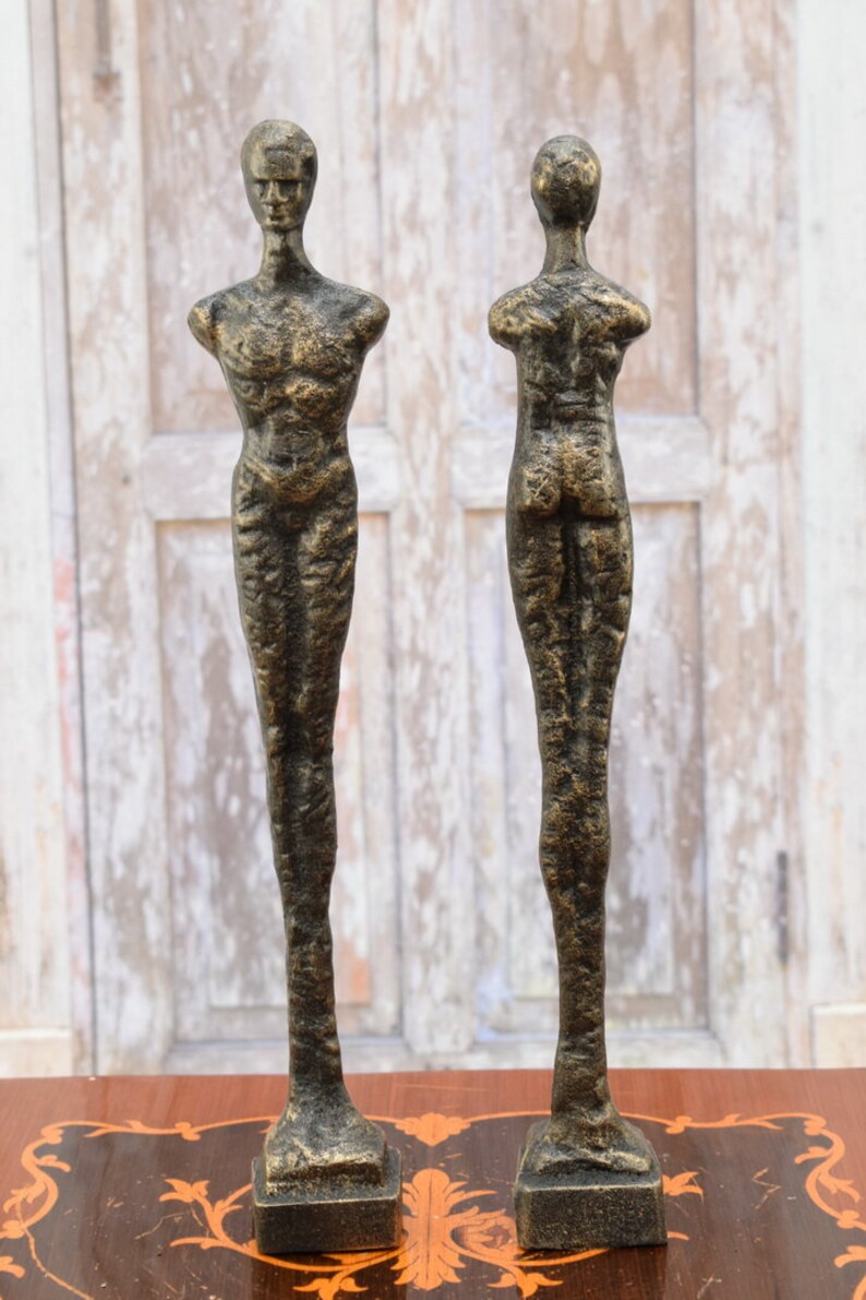 Escultura Art Déco em Ferro Fundido de Casal – Estátua Modernista de ...
