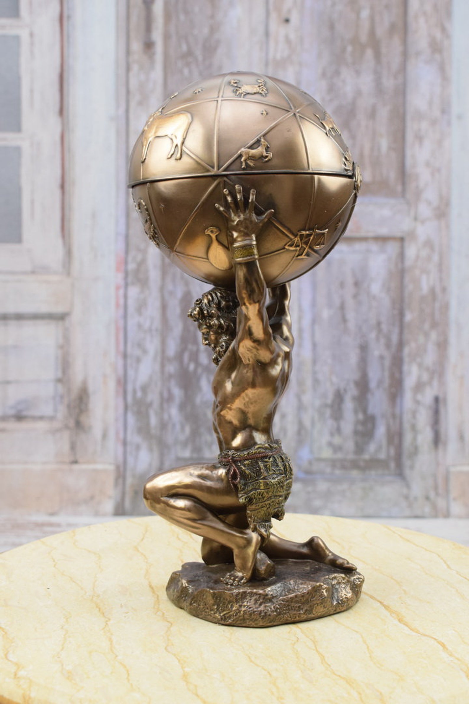 Atlas, der den Globus trägt - Mythologische antike Pharinesis Atlas ...