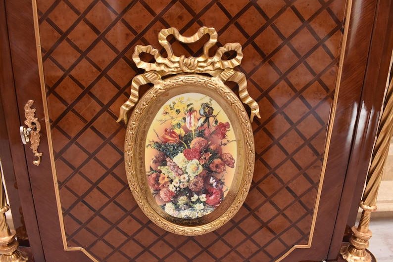 Cômoda em estilo Luís XVI com marqueteria: tampo de mármore, detalhes ...
