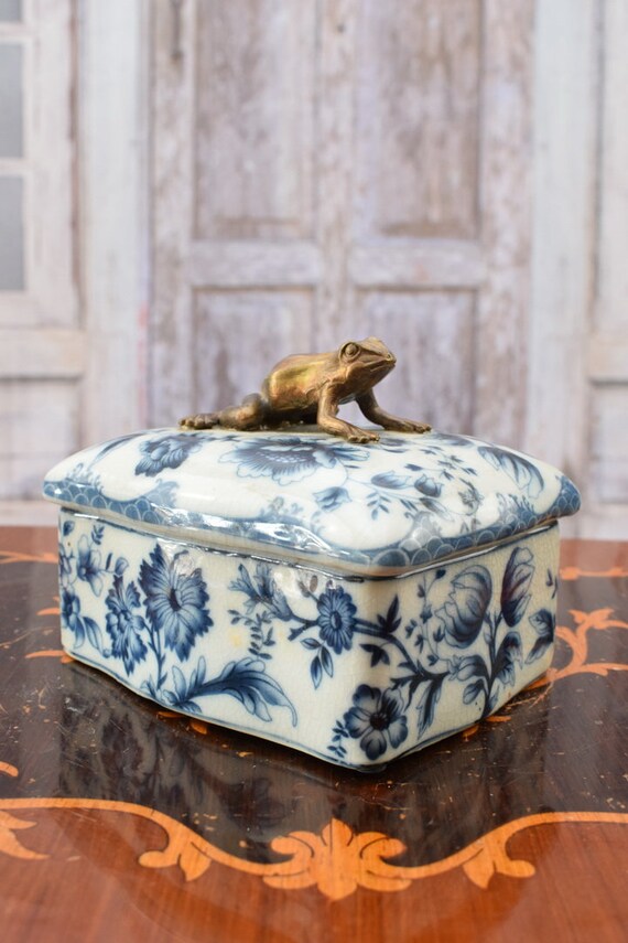Porcelain Casket - Blue Box- Bronze Statue Frog - Flo… - Gem