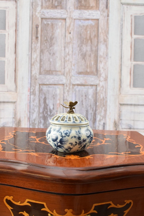 Porcelain Casket - Blue Box- Bronze Statue Frog - Flo… - Gem