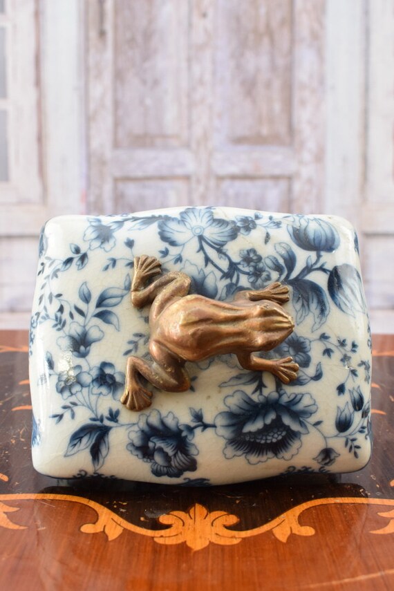 Porcelain Casket - Blue Box- Bronze Statue Frog - Flo… - Gem