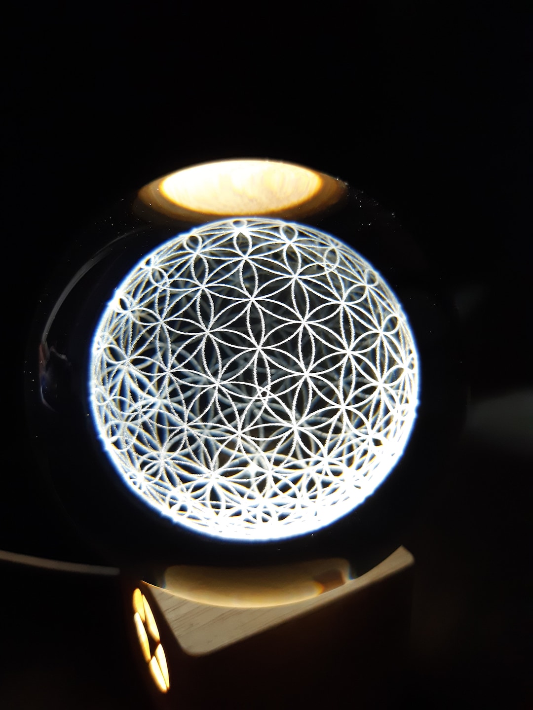 Sublime Sphère en Verre gravure 3D Motif Fleur de Vie, sur socle plexi ...