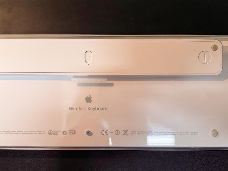 Vintage Apple Wireless Keyboard Model A1016 | Bluetooth | Clear White ...