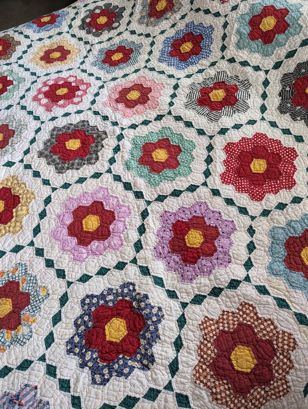 Vintage Grandmas Flower Garden Quilt Feed Sack Fabric, Hand-pieced ...