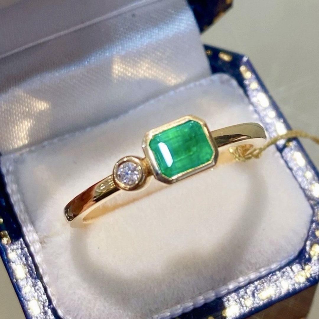 Anillo de esmeralda con corte esmeralda: engaste de bisel de oro ...