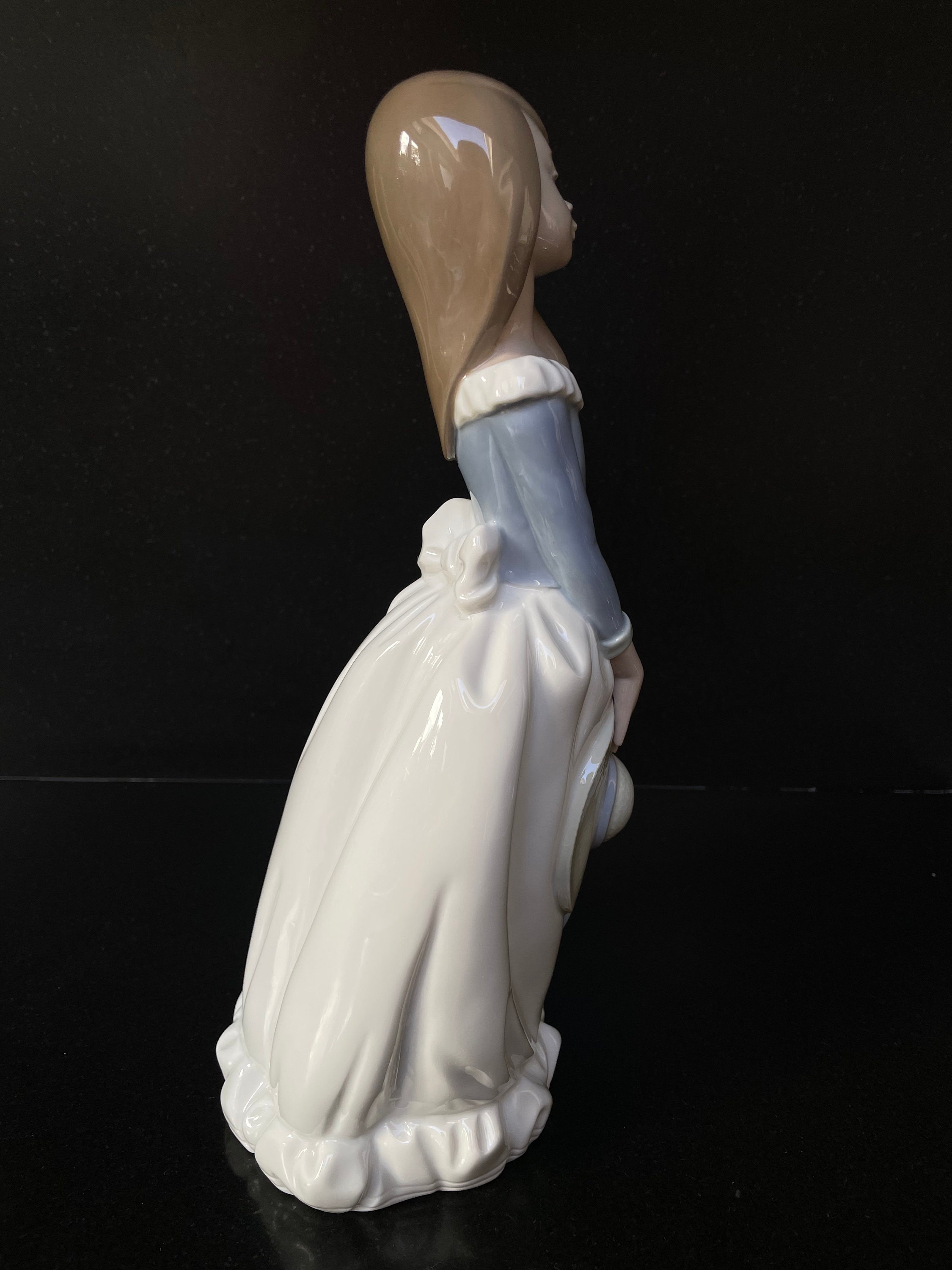 Nao by Lladro Daisa 1982 Figurine Girl Holding A Hat Dressed in Long ...