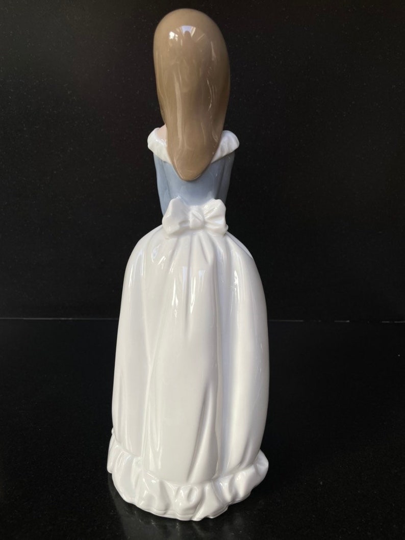 Nao by Lladro Daisa 1982 Figurine Girl Holding A Hat Dressed in Long ...