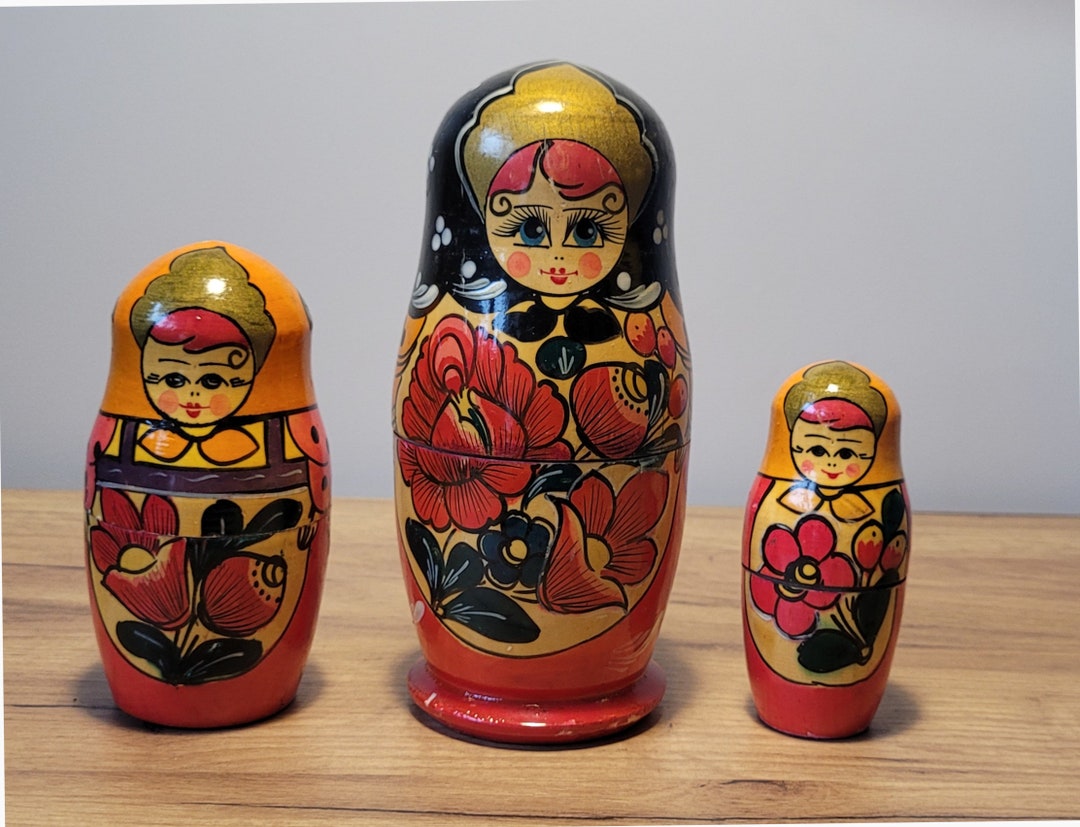 Vintage Babuschka Matrioschka Folklore. Set of 3 Vintage Matrioshka ...