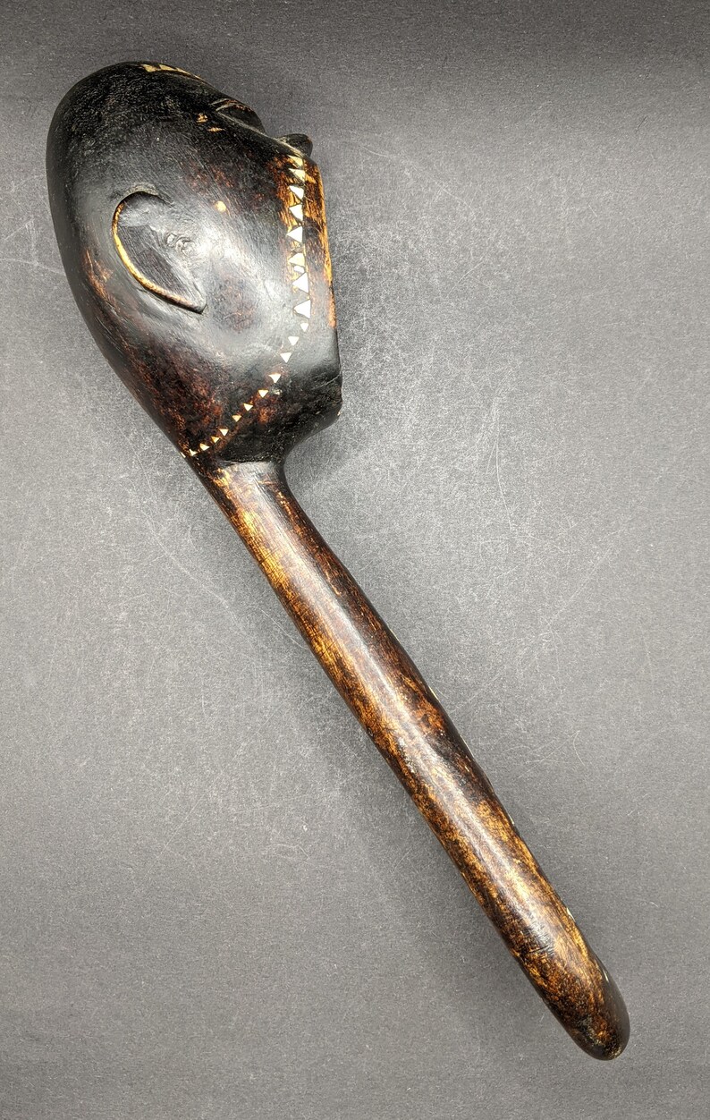 Louche/cuillère de cérémonie africaine en bois dur avec manche sculpté ...