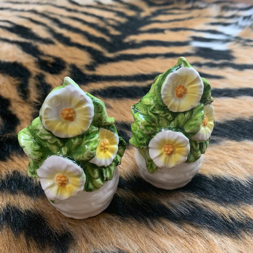 Vintage Lefton Yellow Daisy Flower Basket Salt and Pepper Shakers #3857 ...