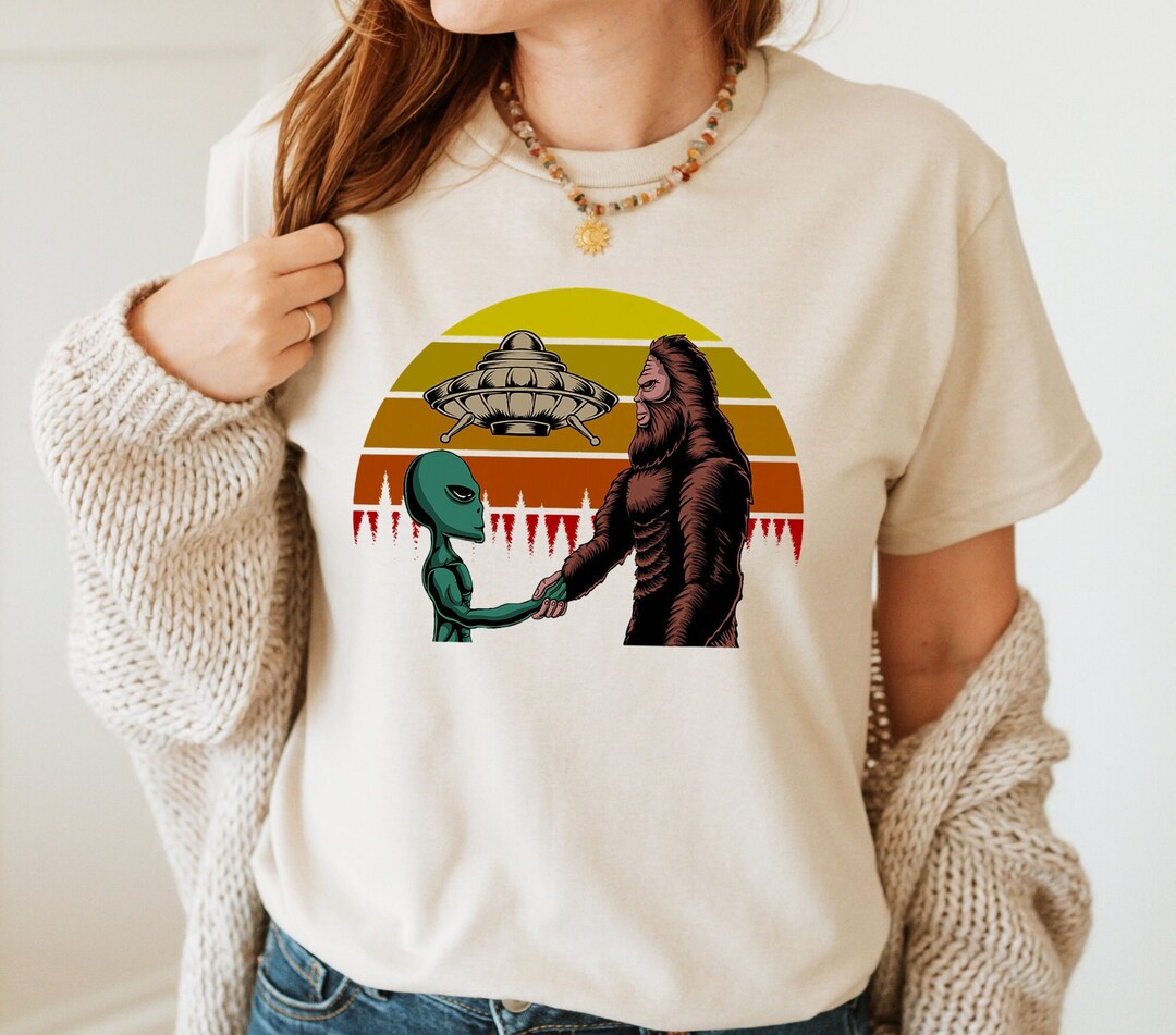 Bigfoot and Alien Meeting T-shirt, Sasquatch T-shirt, Alien T-shirt ...