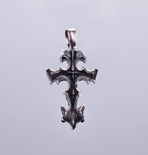 Vintage Sterling Silver Gothic Cross Pendant necklace - Gem