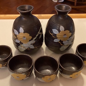 Vintage Beautiful Japanese Sake Set 2 Floral Decor Bottles and 5 Sake ...