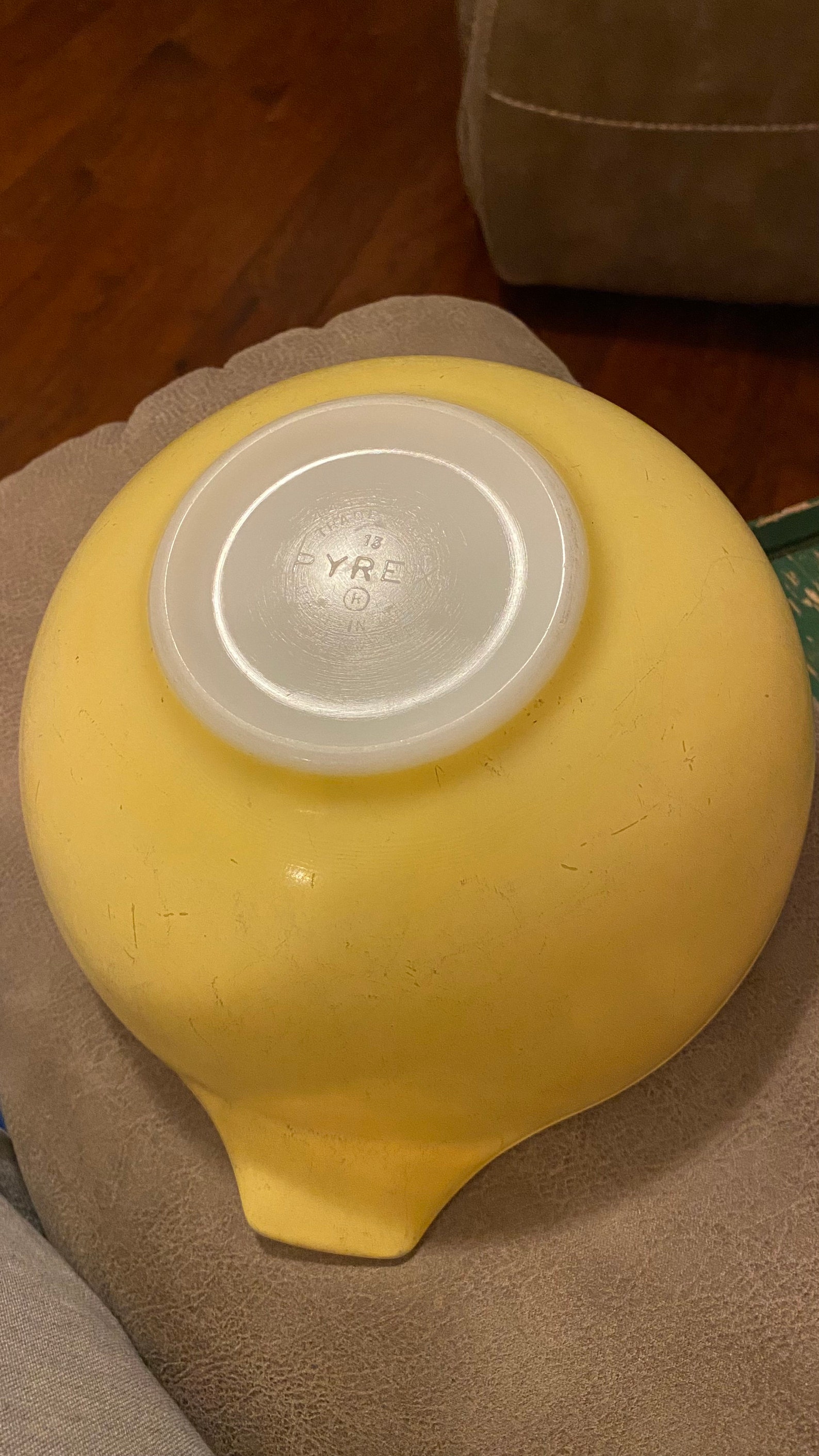 Vintage 1950’s 2 1/2 Quart PYREX Yellow Mixing Bowl With Signs of Well ...