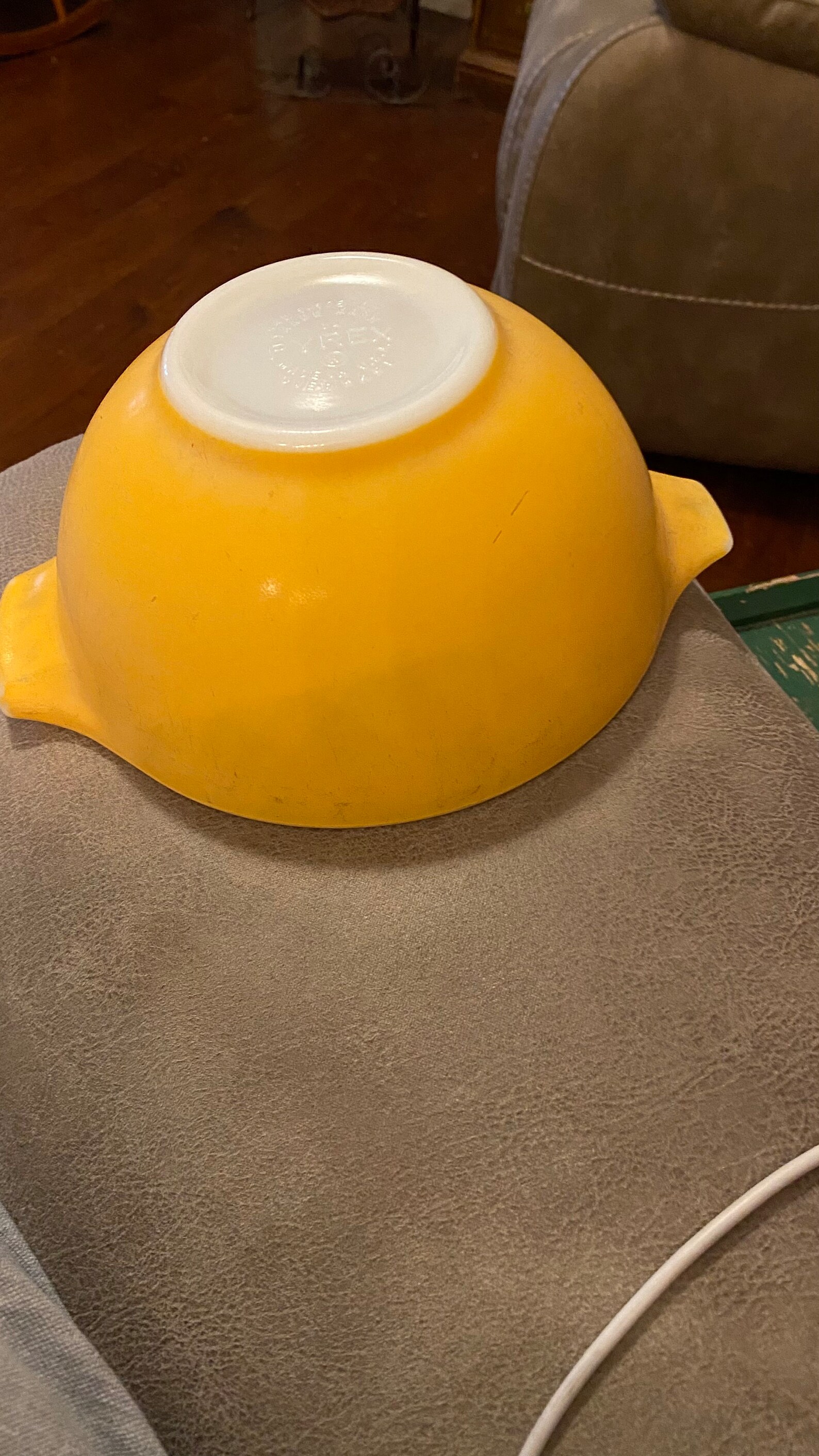 Vintage 1950’s 2 1/2 Quart PYREX Yellow Mixing Bowl With Signs of Well ...