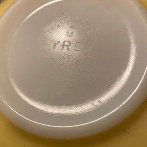 Vintage 1950’s 2 1/2 Quart PYREX Yellow Mixing Bowl With Signs of Well ...