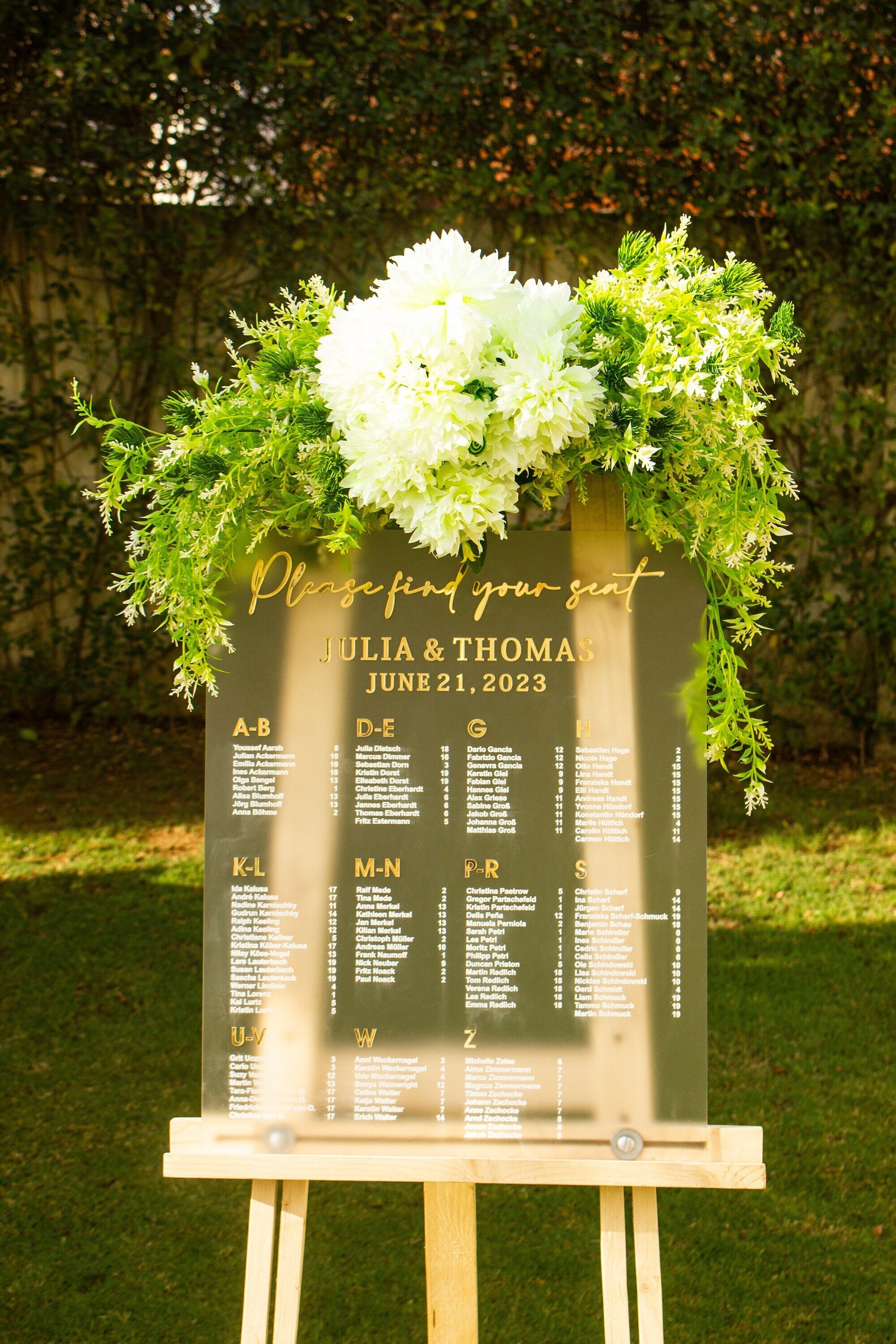 Acrylic wedding seating chart diy | Beachweddingtips.com