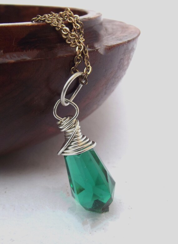 1920s Art deco dark green glass pendant and chain, da… - Gem