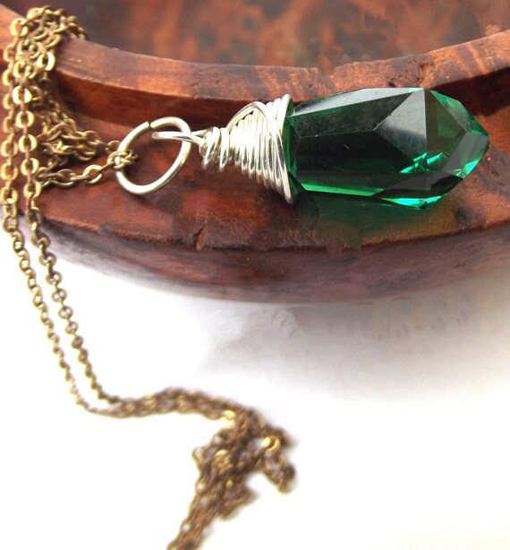 1920s Art deco dark green glass pendant and chain, da… - Gem