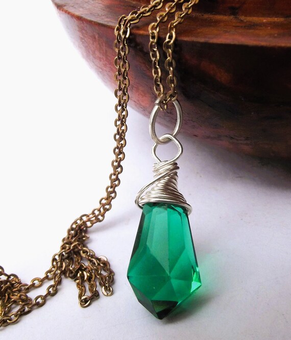 1920s Art deco dark green glass pendant and chain, da… - Gem
