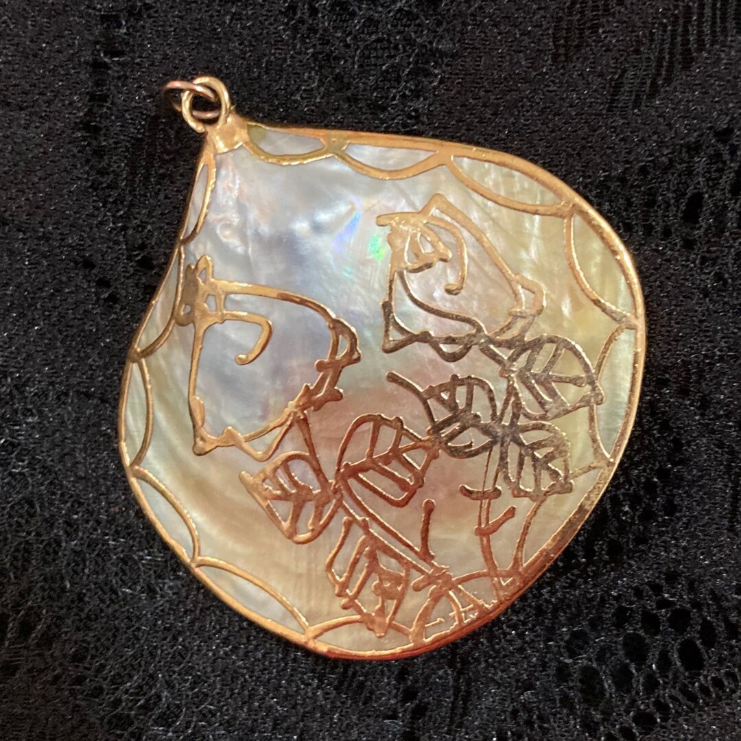 The Blue Lagoon House/huge Shell Pendant/vintage Gold From the 70s/sea ...