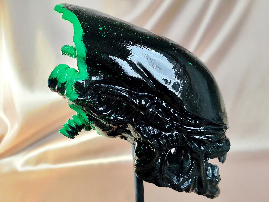 ALIEN XENOMORPH TROPHY Ripped Head / Fluorescent Painted 3D Model 25cm ...