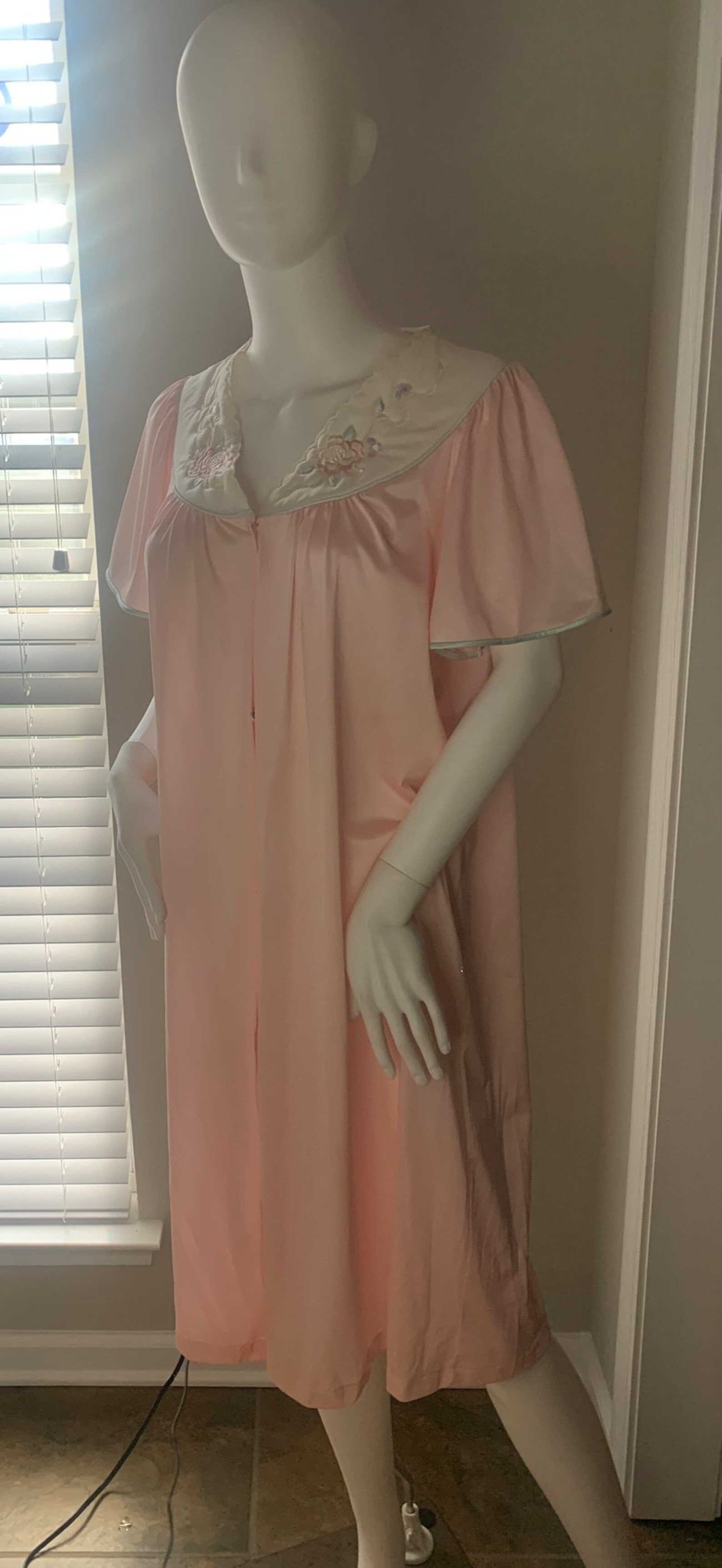 Vintage Cottage Core Vanity Fair Pink Robe: Embroidered Peter Pan ...
