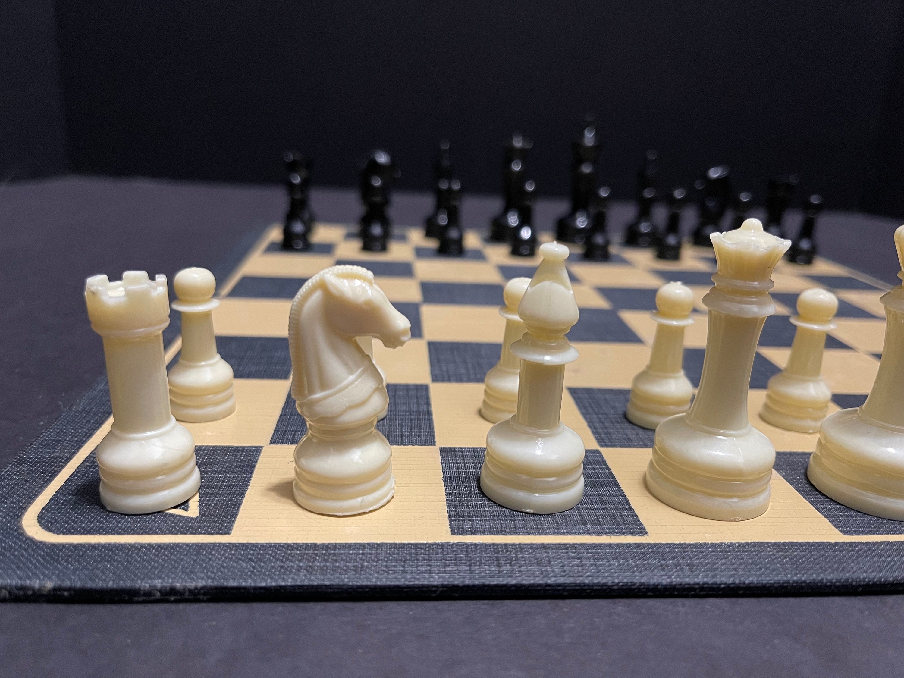 Vintage - 1945 LOWE PRESENTATION CASE - Magnetic Chess Set - #815 ...