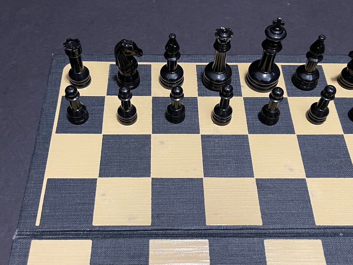 Vintage - 1945 LOWE PRESENTATION CASE - Magnetic Chess Set - #815 ...