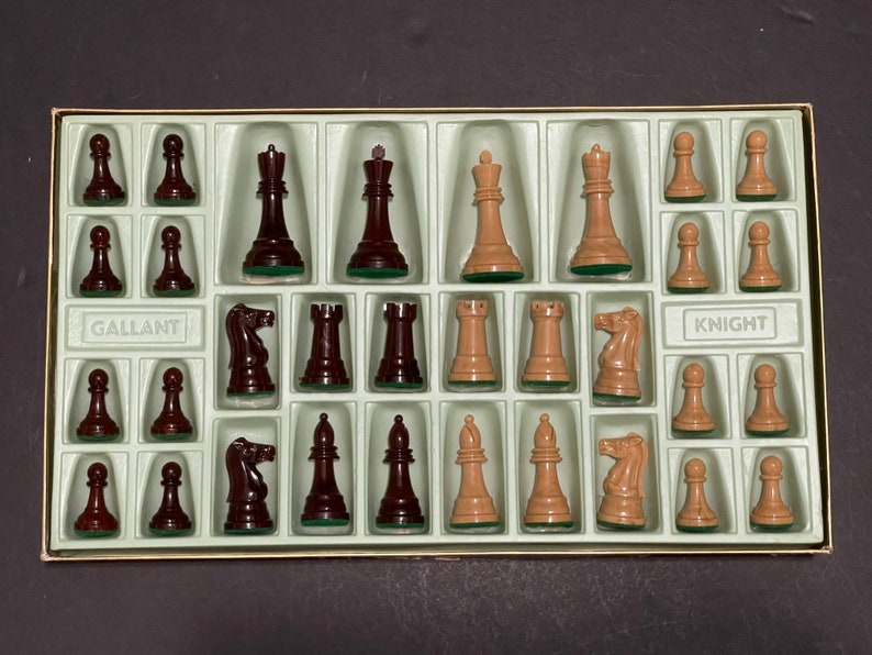 VINTAGE GALLANT KNIGHT Chess Set wood Grain Weighted Beautifully Made ...