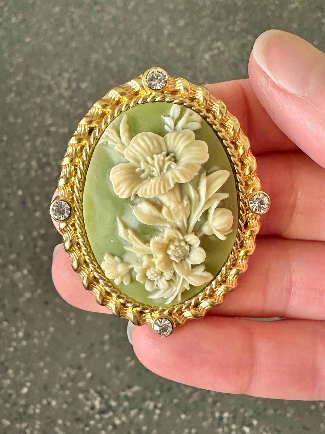 Vintage 2D Resin Molded Floral Cameo Brooch Pin White Flowers on Light ...