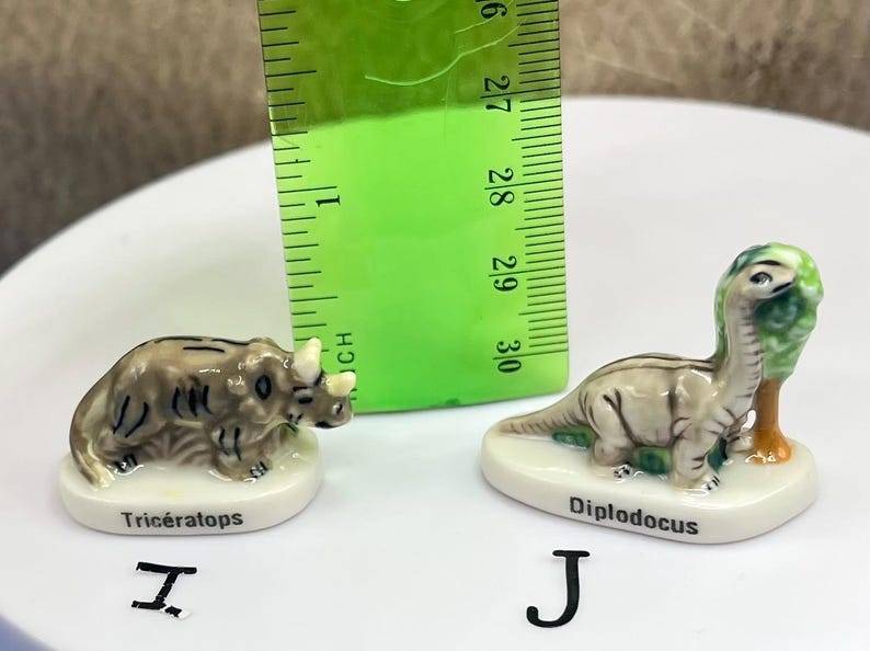 Tiny Dinosaurs: Spinosaurus Triceratops Brontosaurus Iguanodon ...