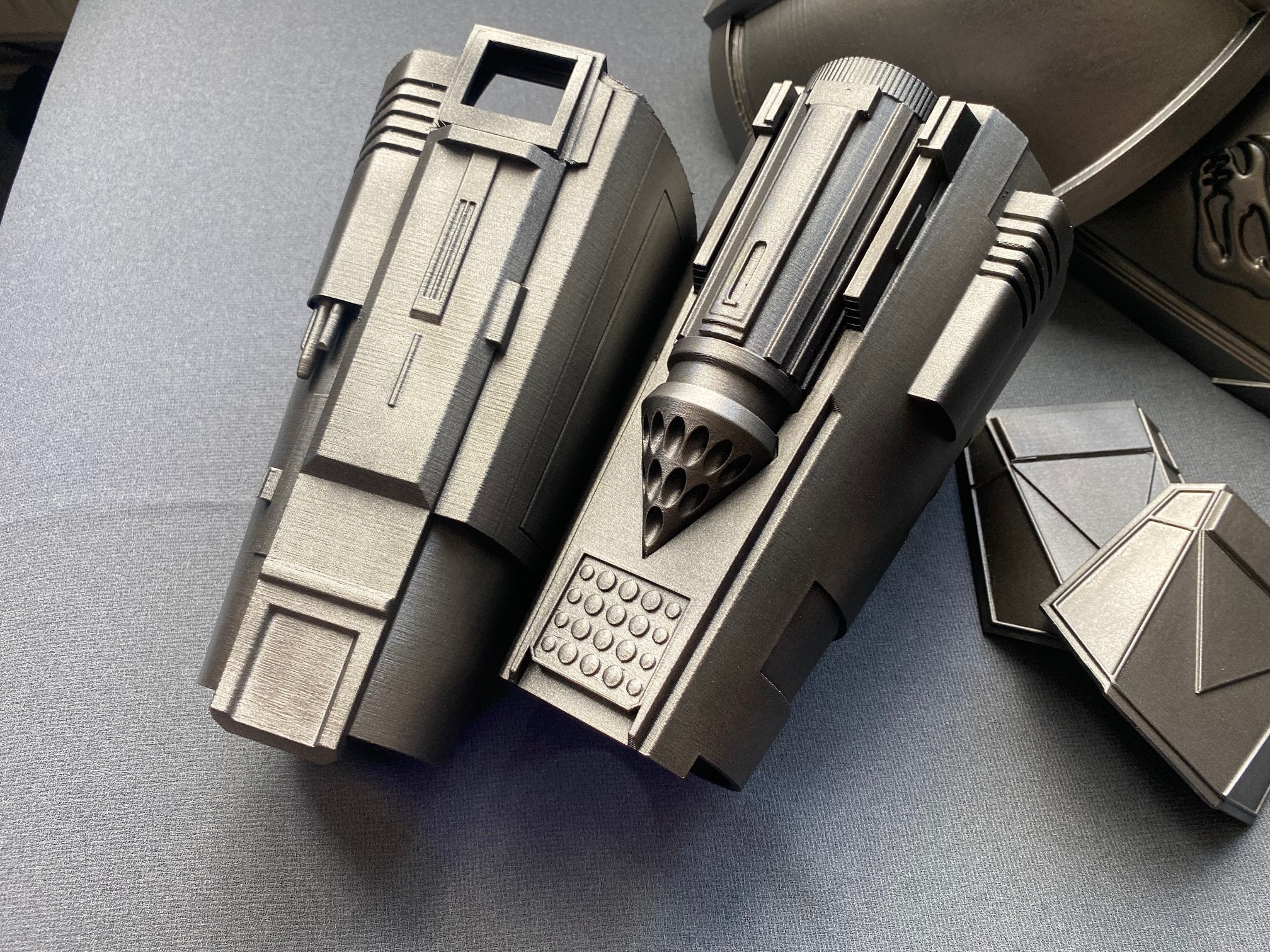 Mandalorian / Mando Beskar mudhorn pauldron and Whistling Bird - Etsy.de