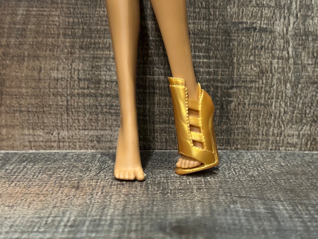 Clawdeen Wolf ~ Campus Stroll, Sisters Pack ~ Left Shoe - Etsy