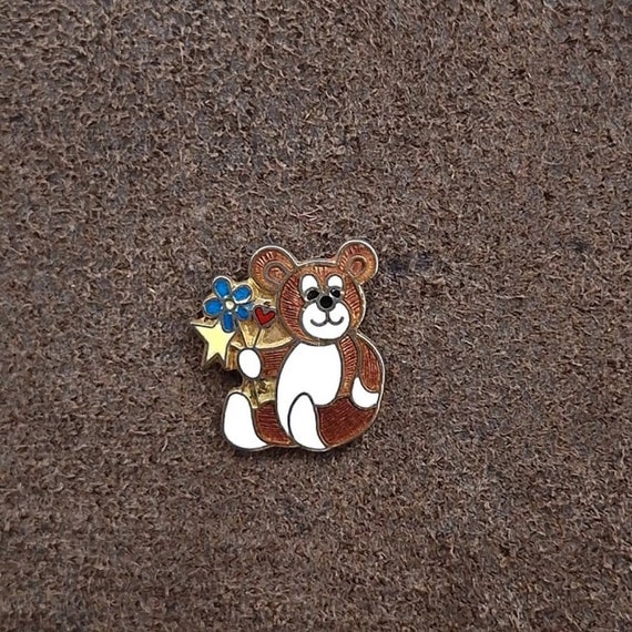 1984 Teddy Bear Holding Flowers Enamel Pin - Gem
