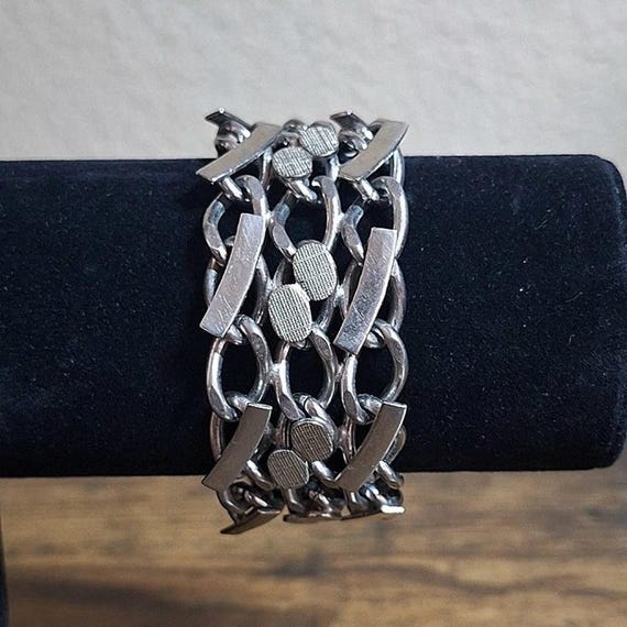 1960's Wide Chain Curved Textured Accent Bracelet - Gem